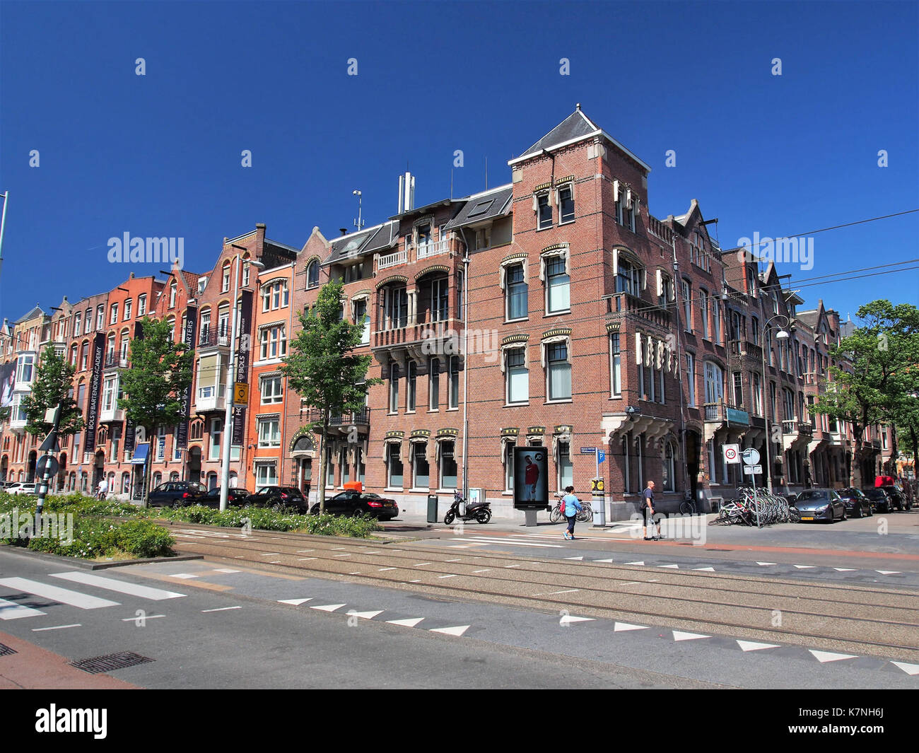 The intersection of Paulus Potterstraat and Honthorststraat in ...