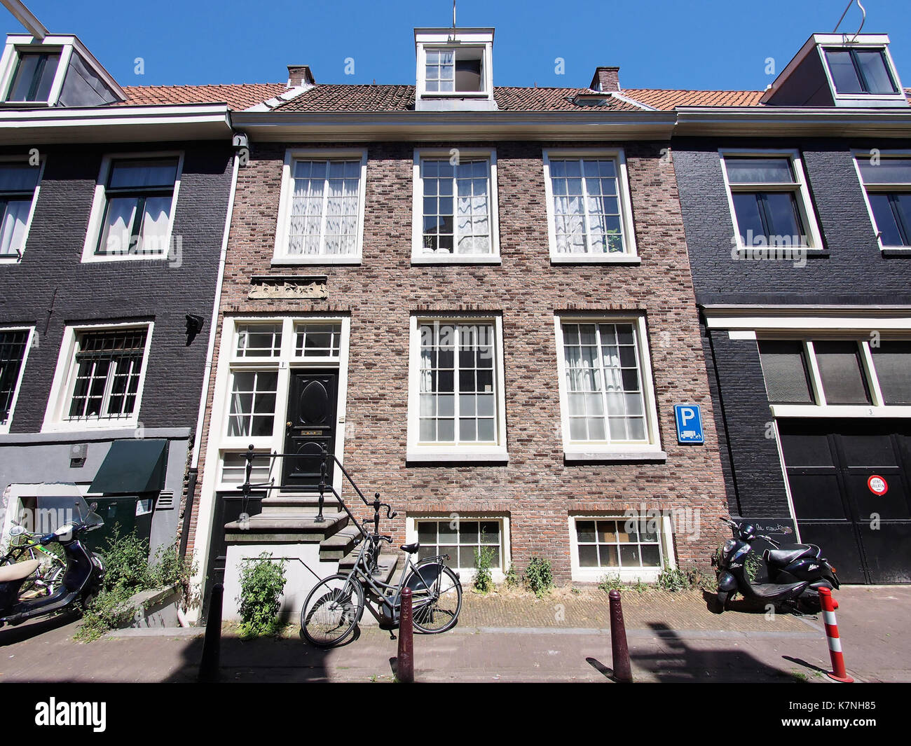 Tourists in amsterdam landmarks hi-res stock photography and images - Alamy