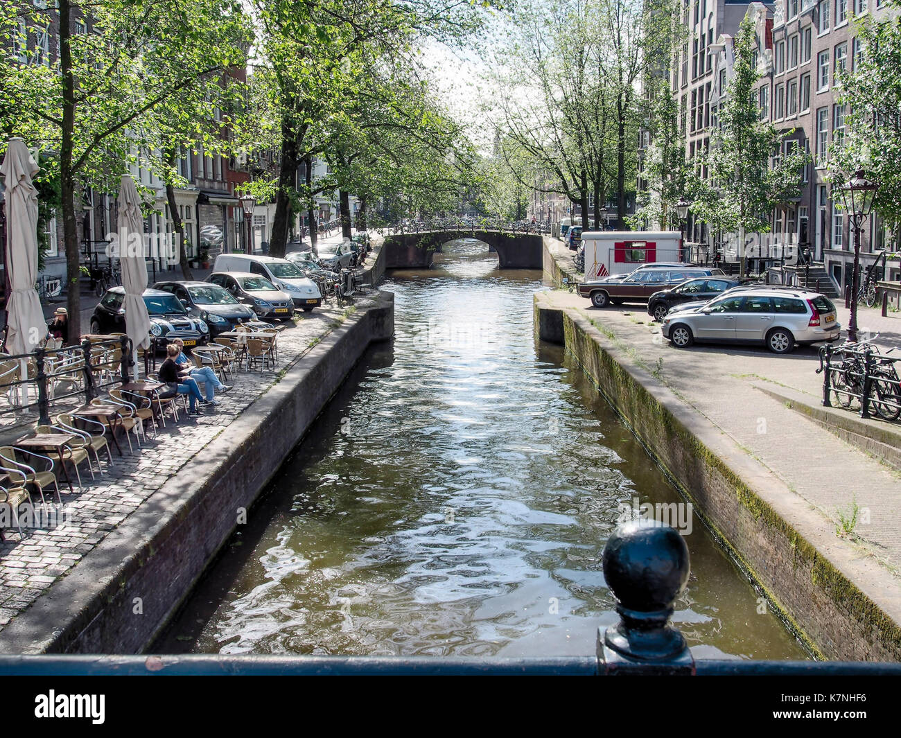 The image shows Bridge 52 in the Keizersgracht over the Leliegracht ...