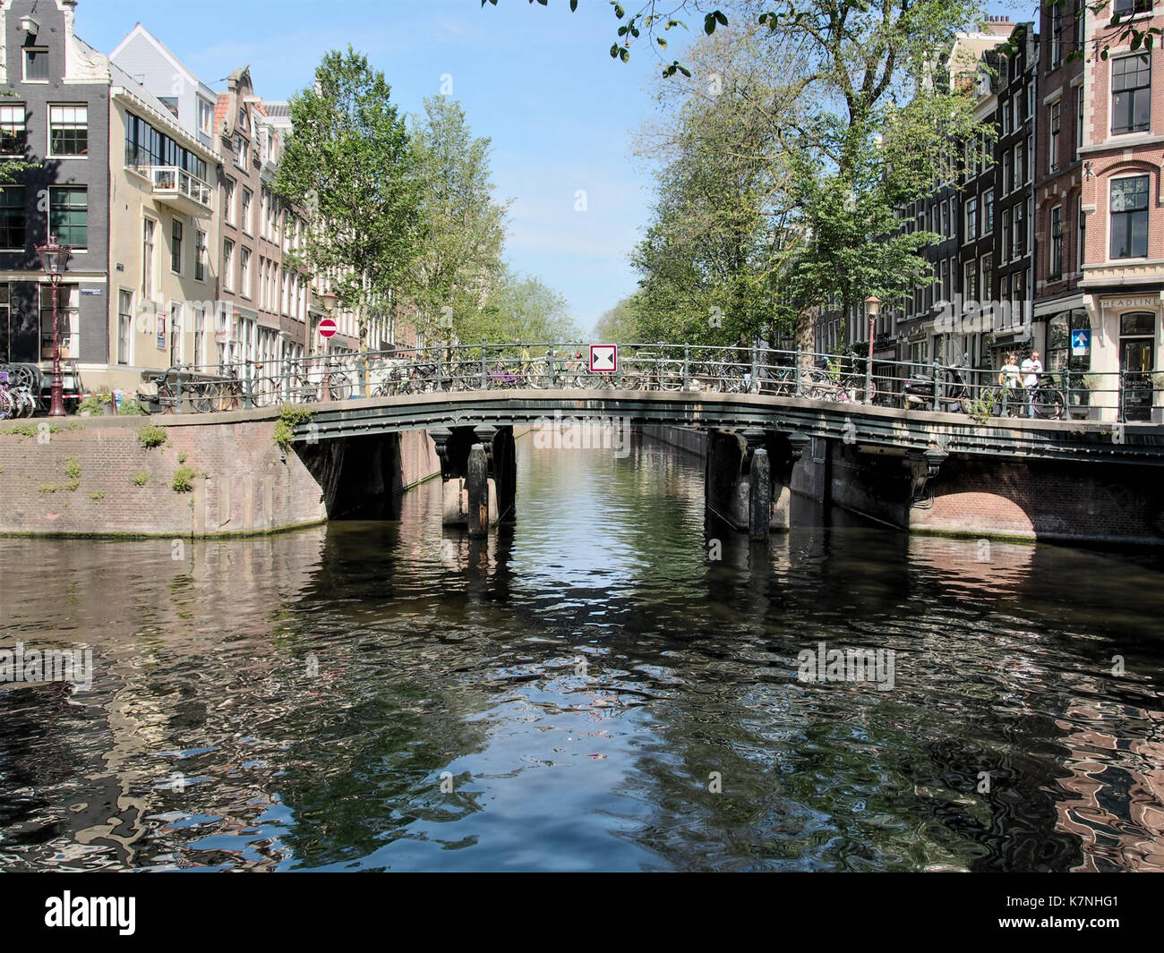 Bridge 21, located on the Herengracht canal, spans the Leliegracht in ...