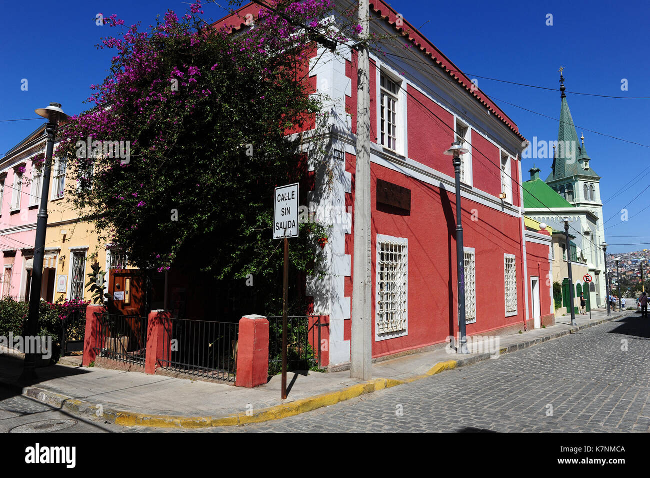 A brightly-coloured building in Valparaiso, Chile Stock Photo - Alamy