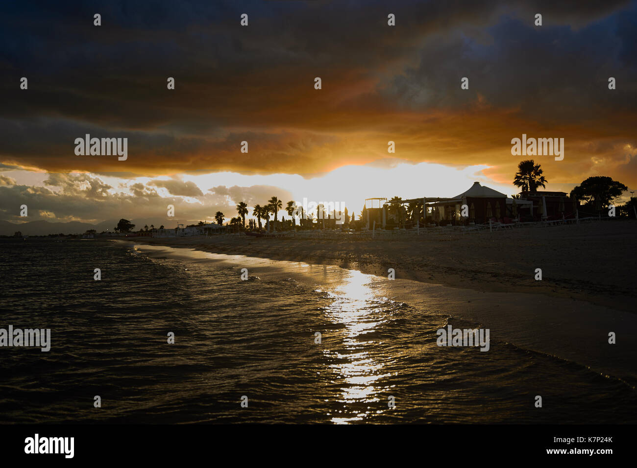 Cloudy sundown hi-res stock photography and images - Alamy
