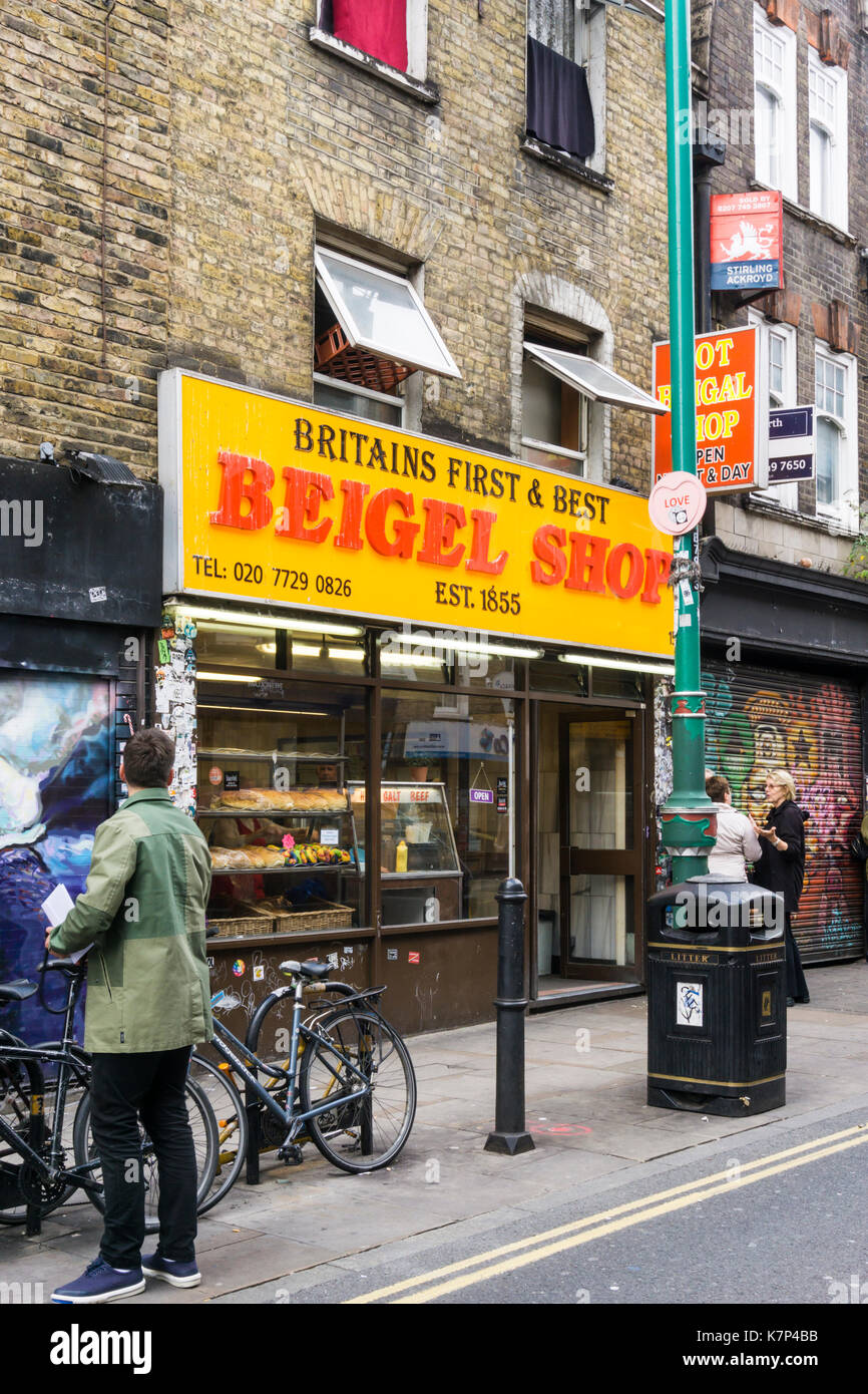 Britains first and best beigel shop hi-res stock photography and images ...
