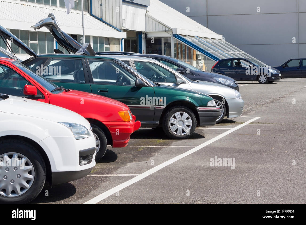 Vehicles for purchase hi-res stock photography and images - Alamy