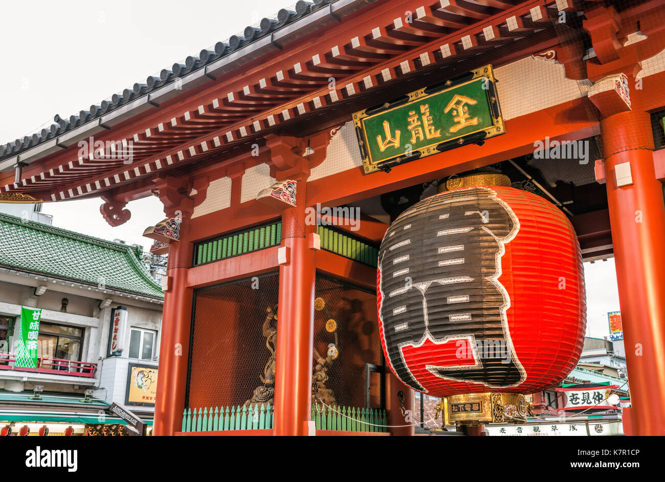 Ancient Edo era paper lantern at entrance of Kaminarimon Gate, Asakusa ...
