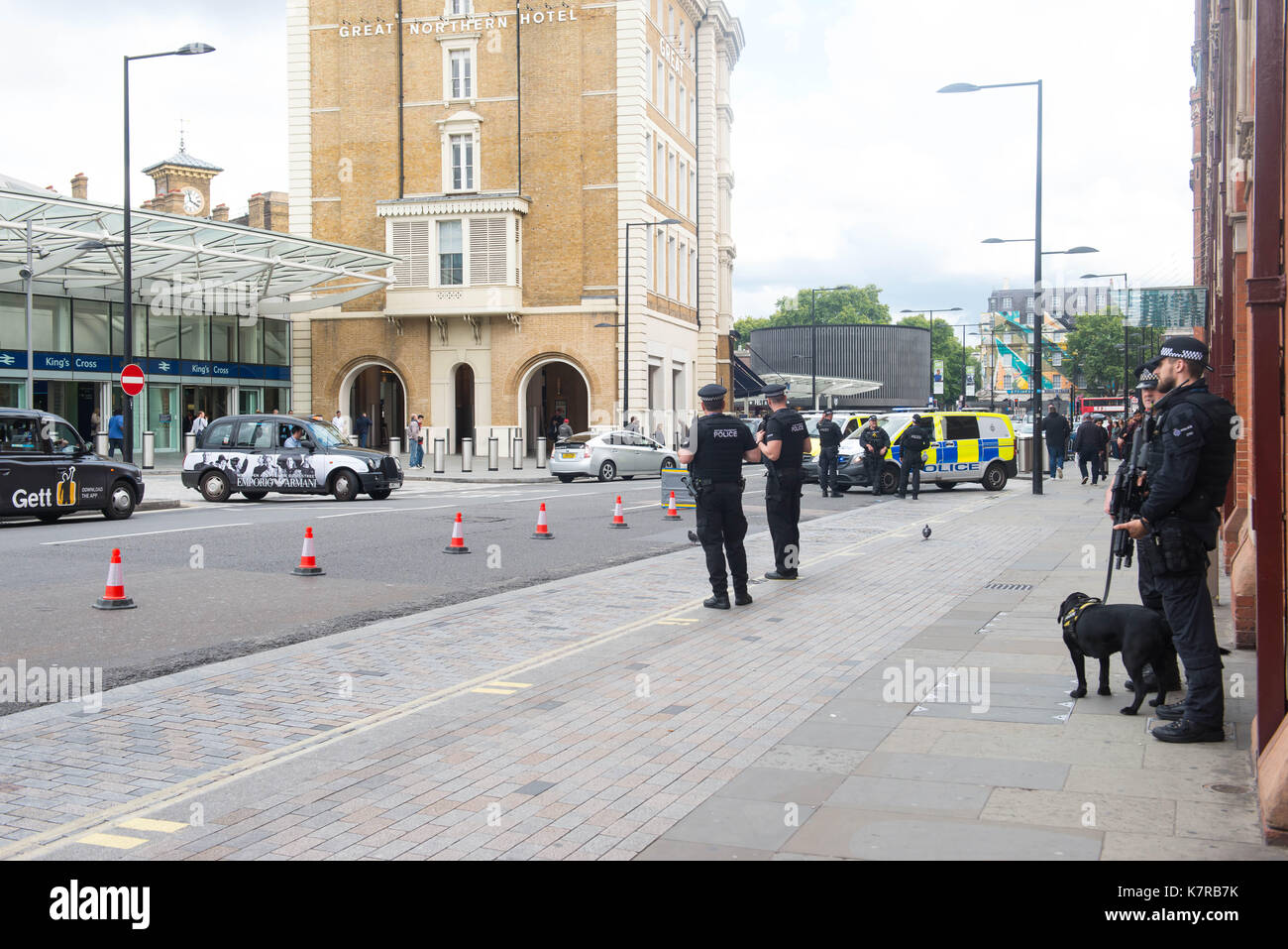 Kings cross, London, United Kingdom. 16th September 2017. Armed police ...