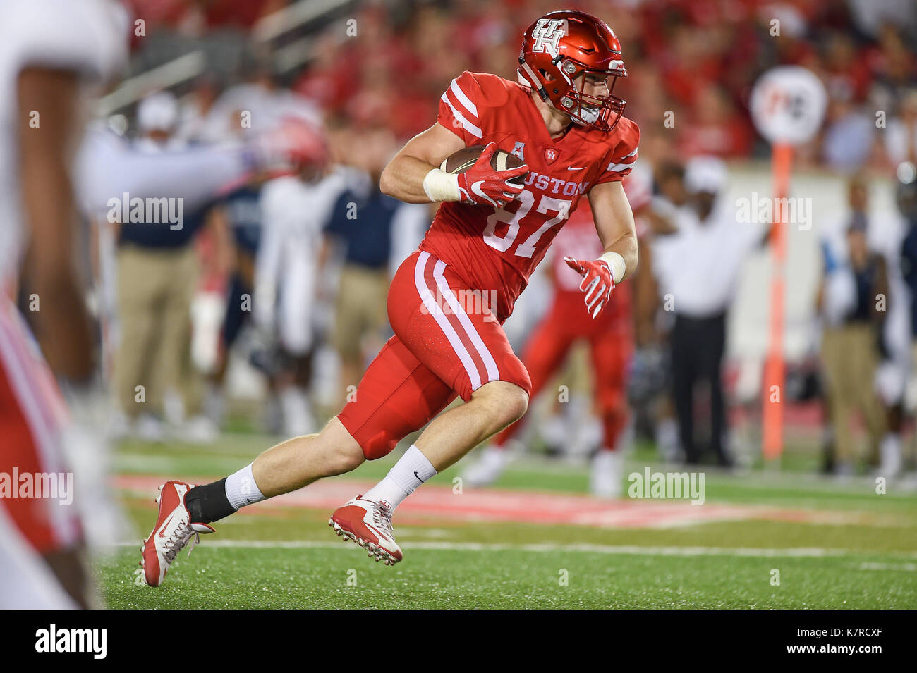Houston, TX, USA. 16th Sep, 2017. Houston Cougars tight end Alex Leslie ...