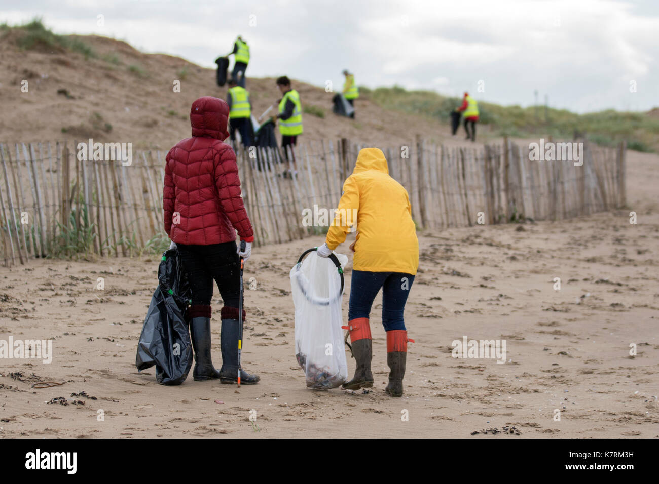 Beach clean litter pickers hi-res stock photography and images - Alamy