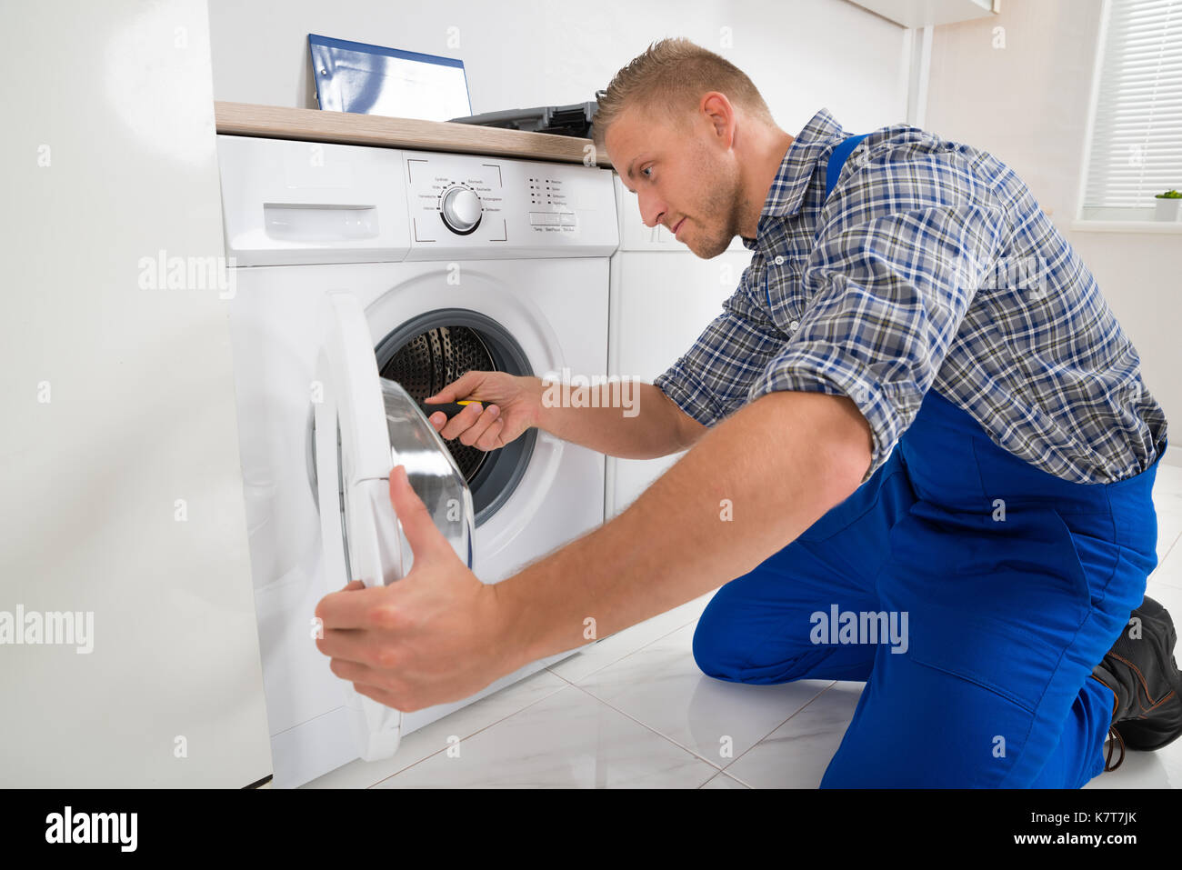 Fix washing machine hi-res stock photography and images - Alamy