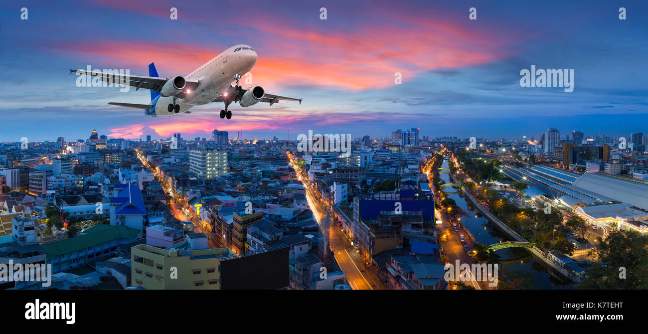Airplane city scene background hi-res stock photography and images - Alamy