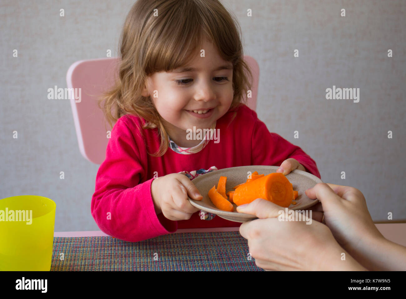 Kids eating carrots hi-res stock photography and images - Alamy