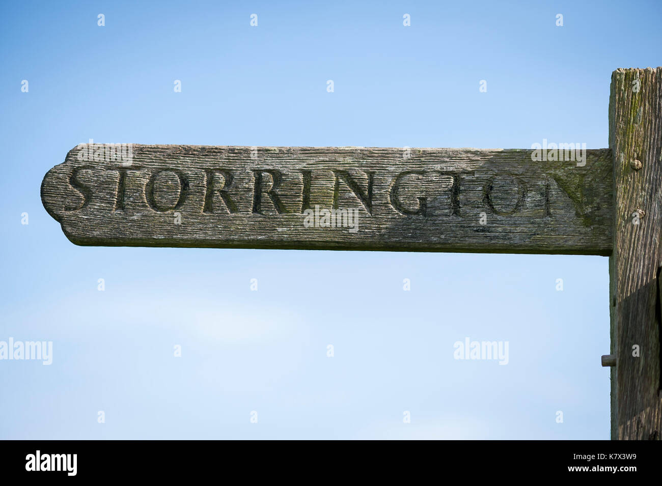 Old fashioned wooden footpath sign hi-res stock photography and images ...