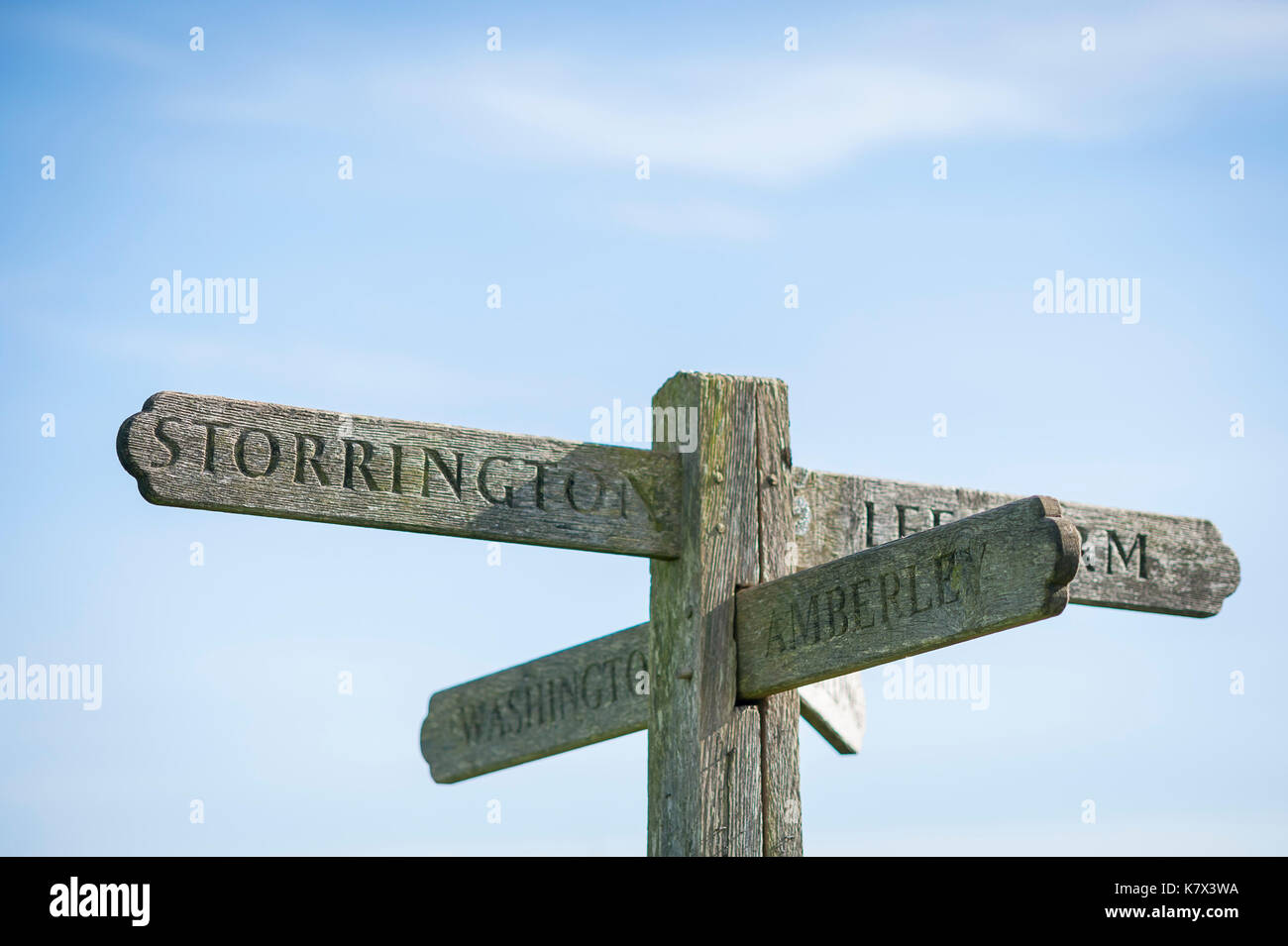 Old fashioned wooden footpath sign hi-res stock photography and images ...