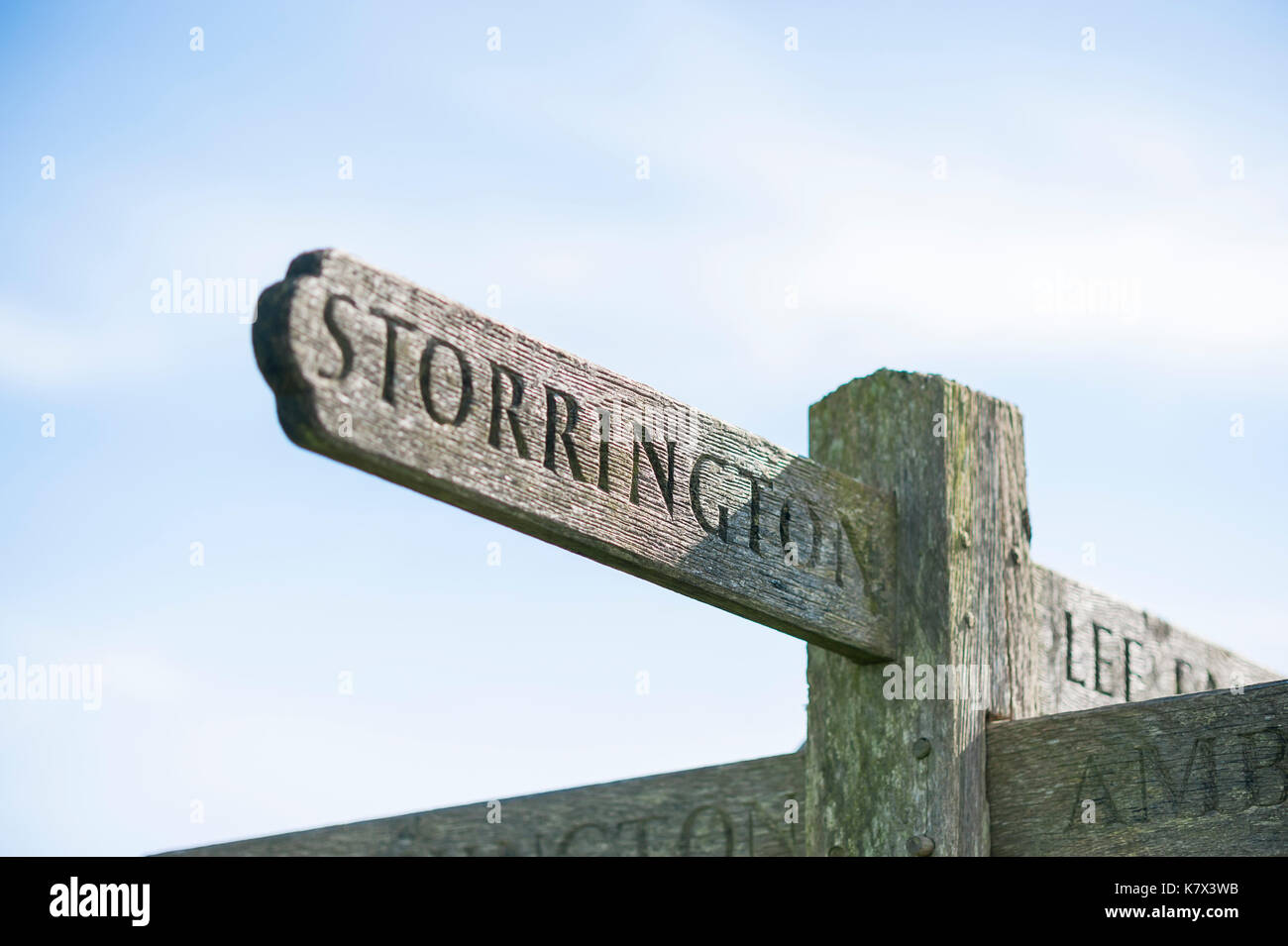 Old fashioned wooden footpath sign hi-res stock photography and images ...