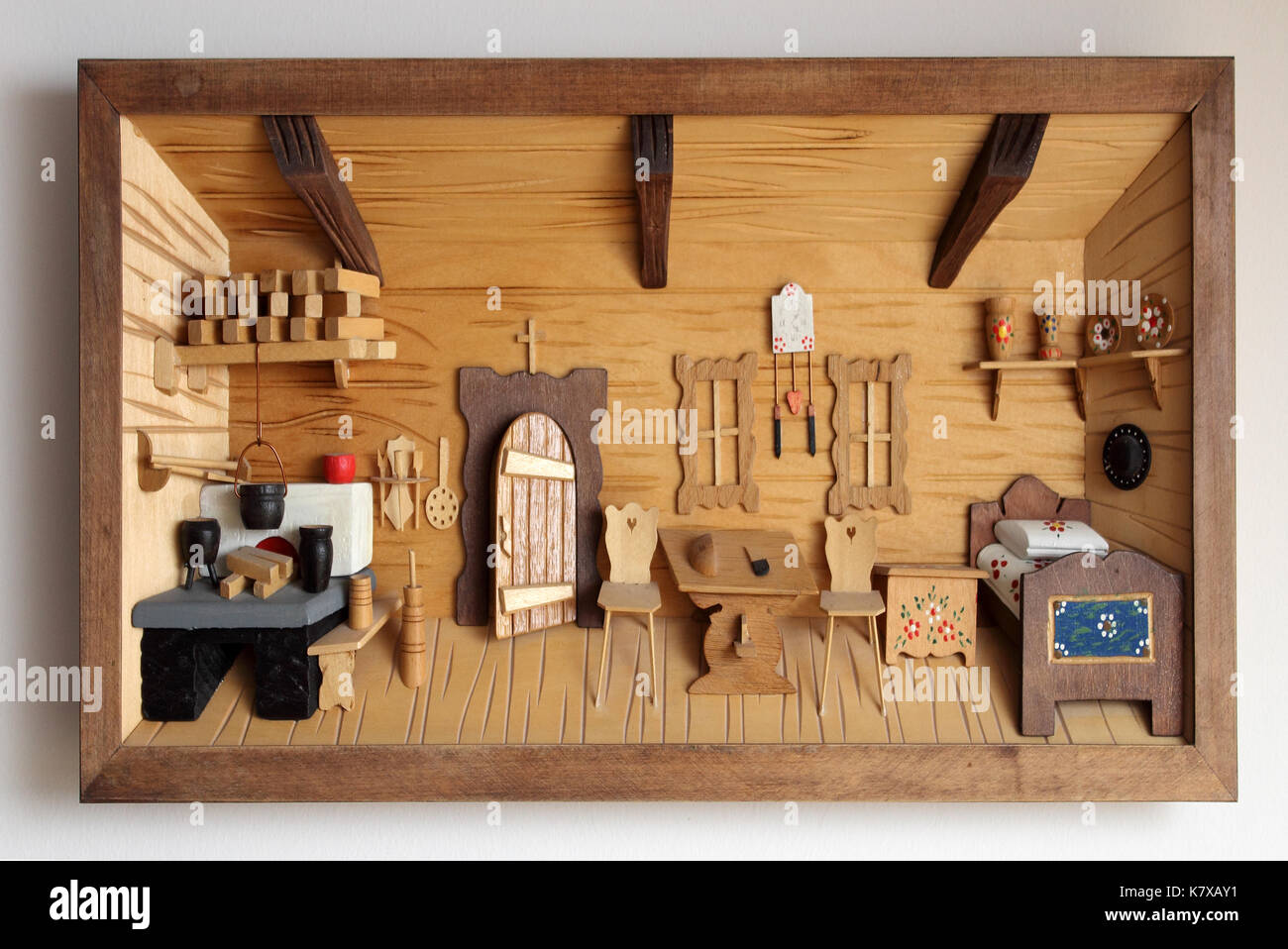 handwerklich aus Holz perspektivisch geschnitzte Bauernstube Stock ...