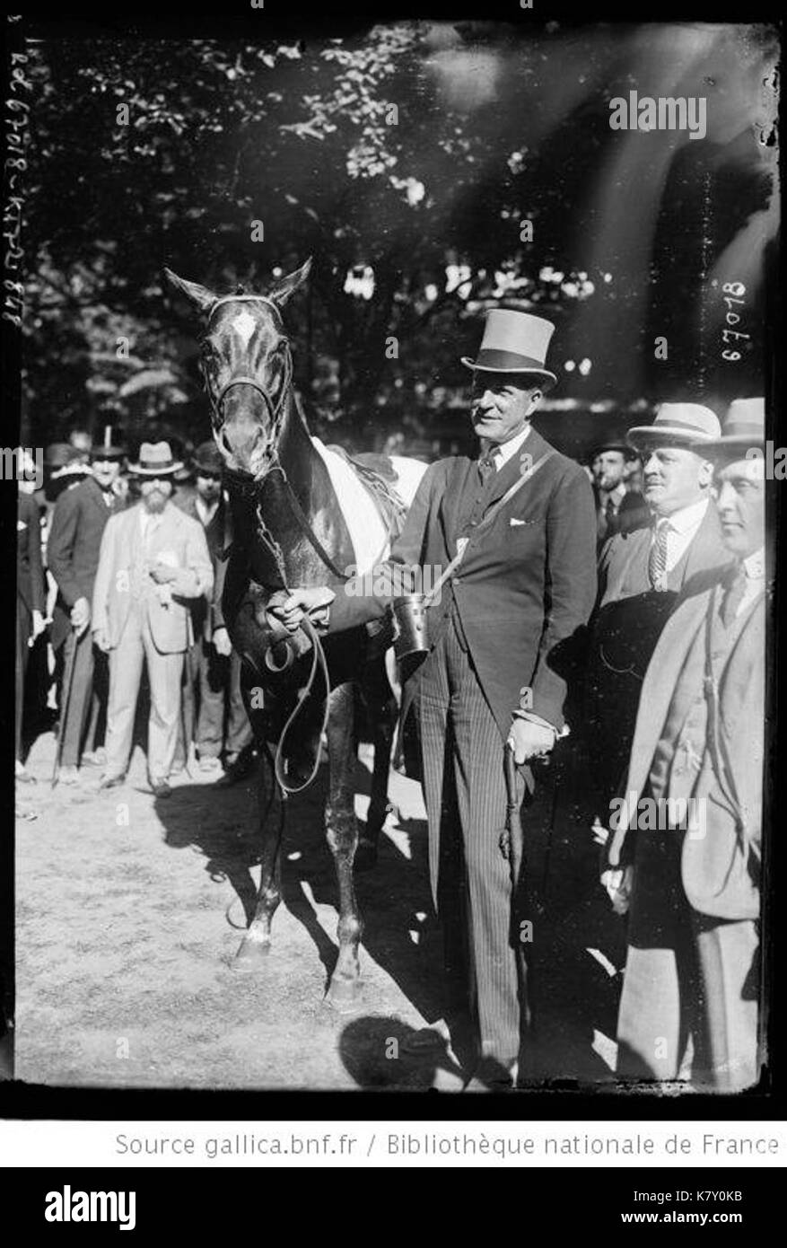 Horse racing jockeys paris Black and White Stock Photos & Images - Alamy