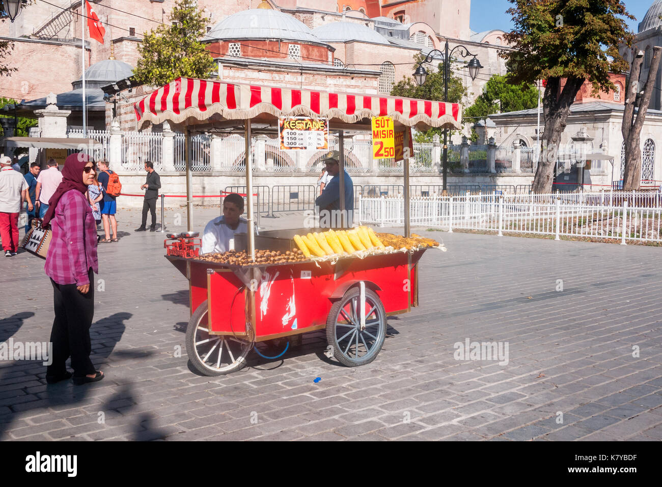 Street food cart hi-res stock photography and images - Alamy