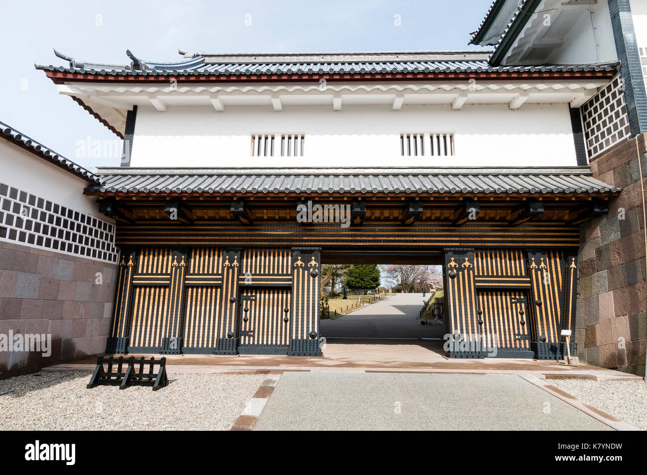 Japanese house gate hi-res stock photography and images - Alamy