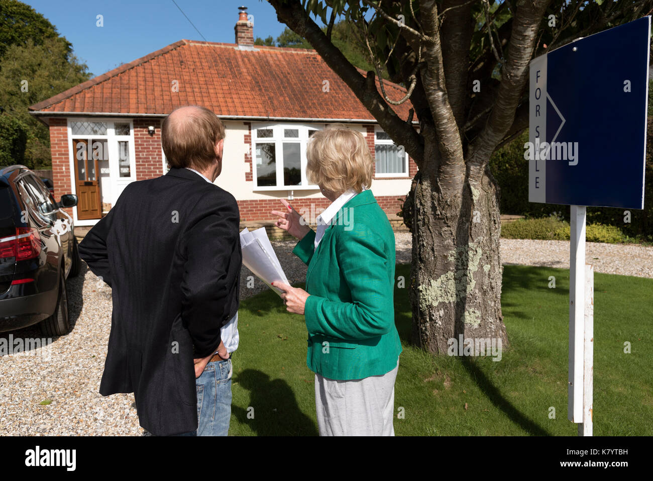 Man viewing house hi-res stock photography and images - Alamy