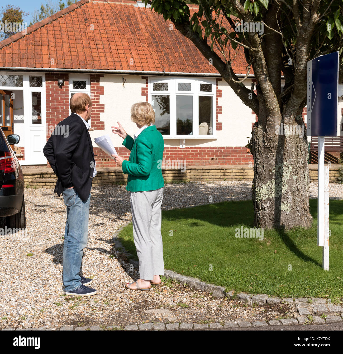 Man viewing house hi-res stock photography and images - Alamy
