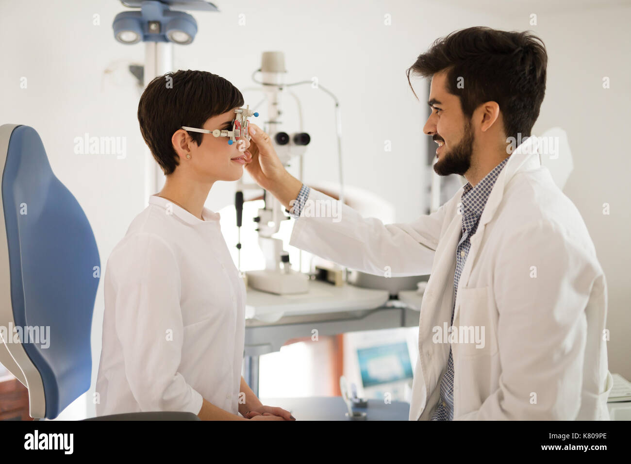 optometrist checking patient eyesight and vision correction Stock Photo ...