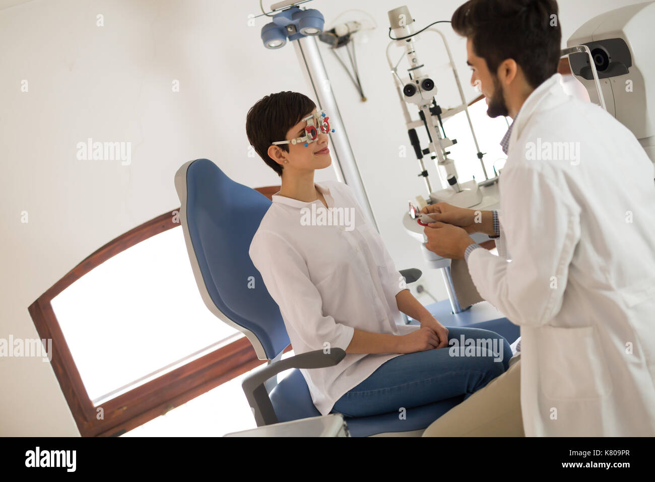 optometrist checking patient eyesight and vision correction Stock Photo ...