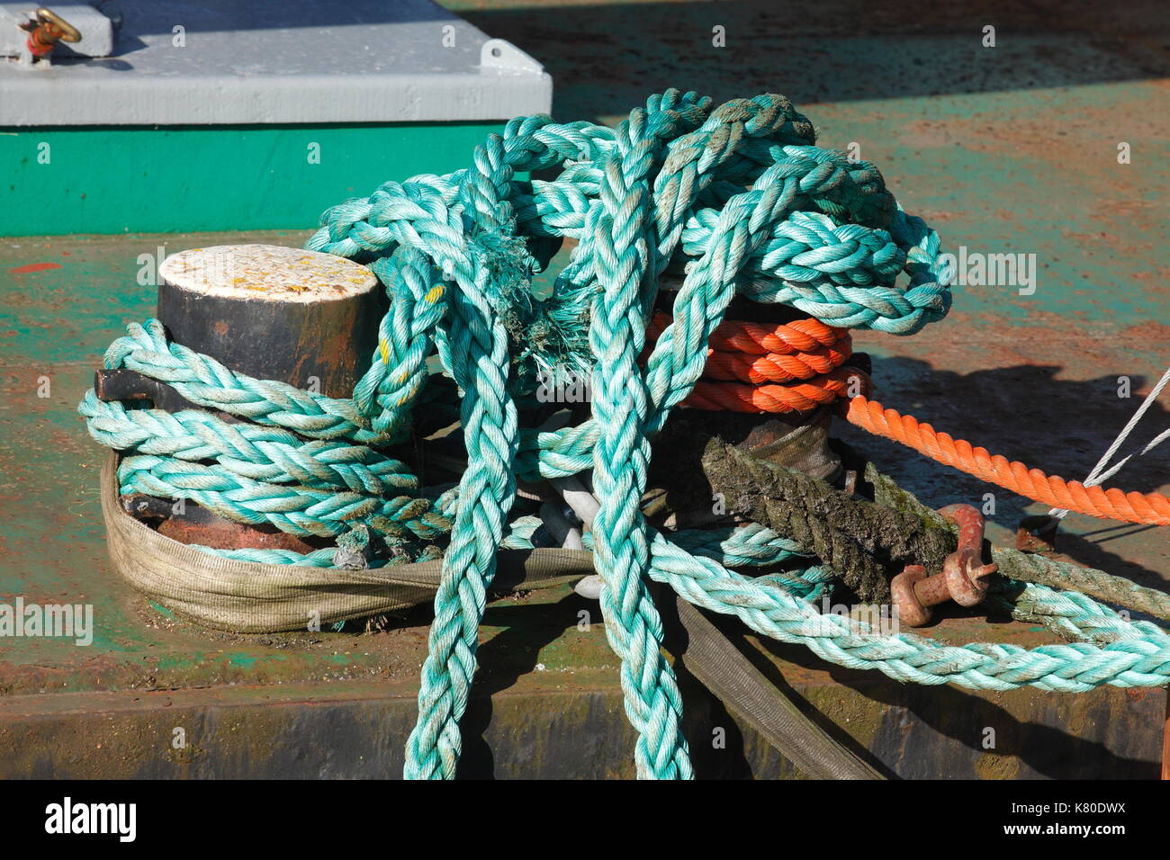 rope and knot on a harbor pile Stock Photo - Alamy