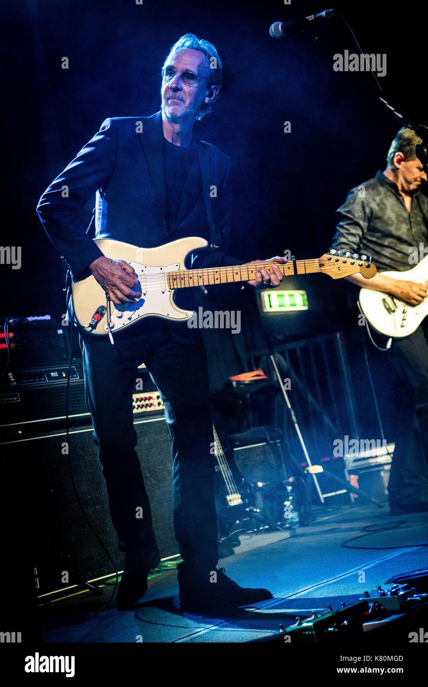 Gary wallis drummer hi-res stock photography and images - Alamy