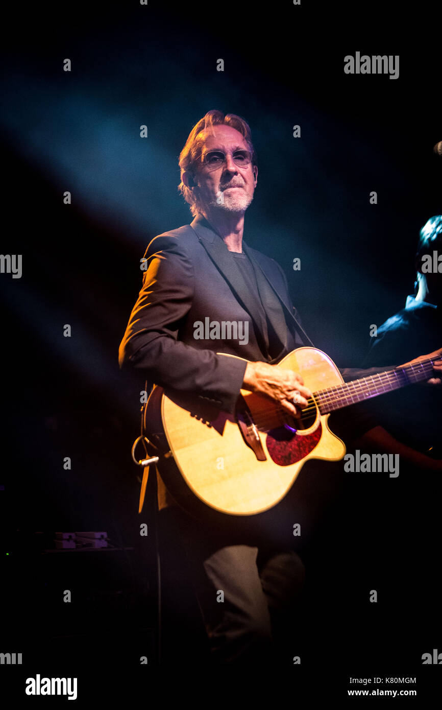 Gary wallis drummer hi-res stock photography and images - Alamy