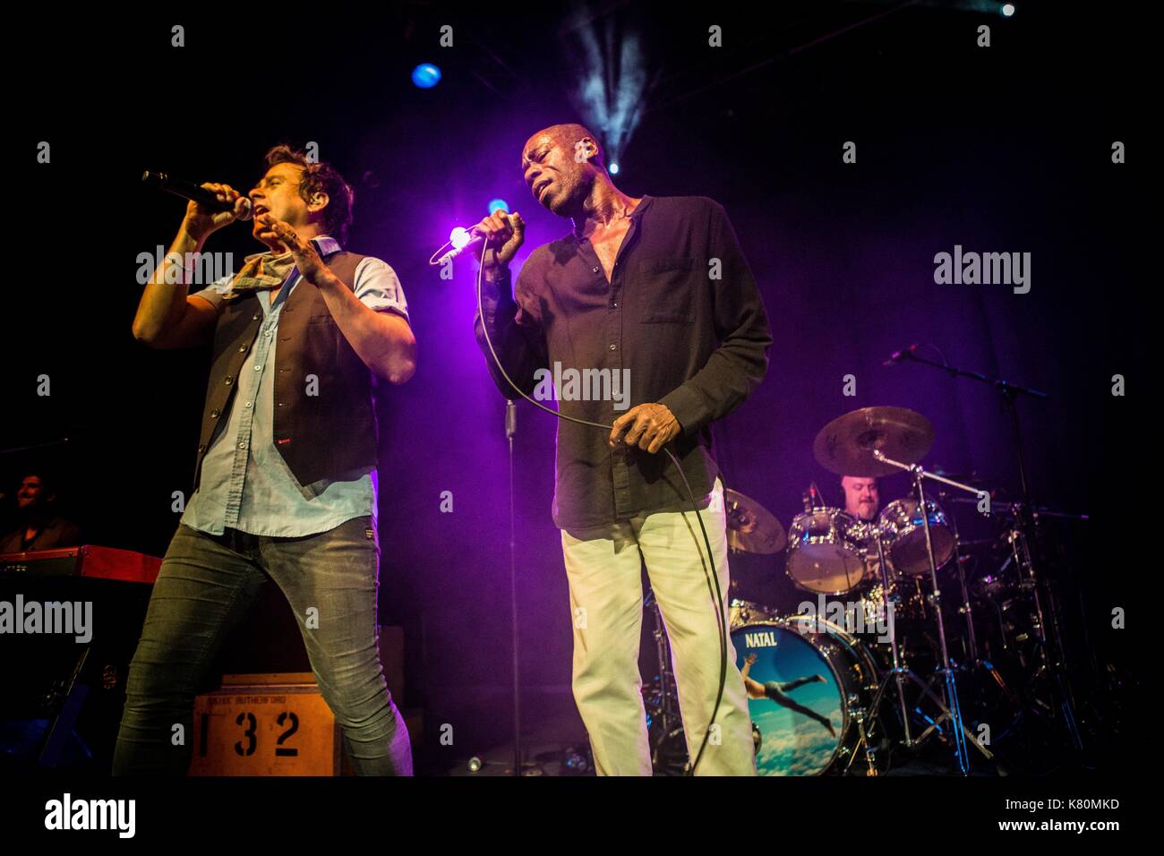 Gary wallis drummer hi-res stock photography and images - Alamy