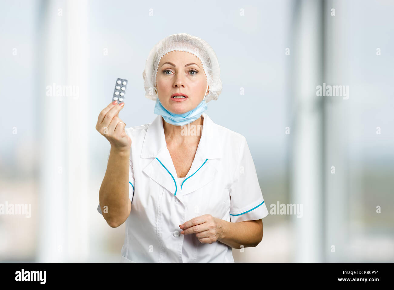 Female doctor prescribing medicine Stock Photo - Alamy