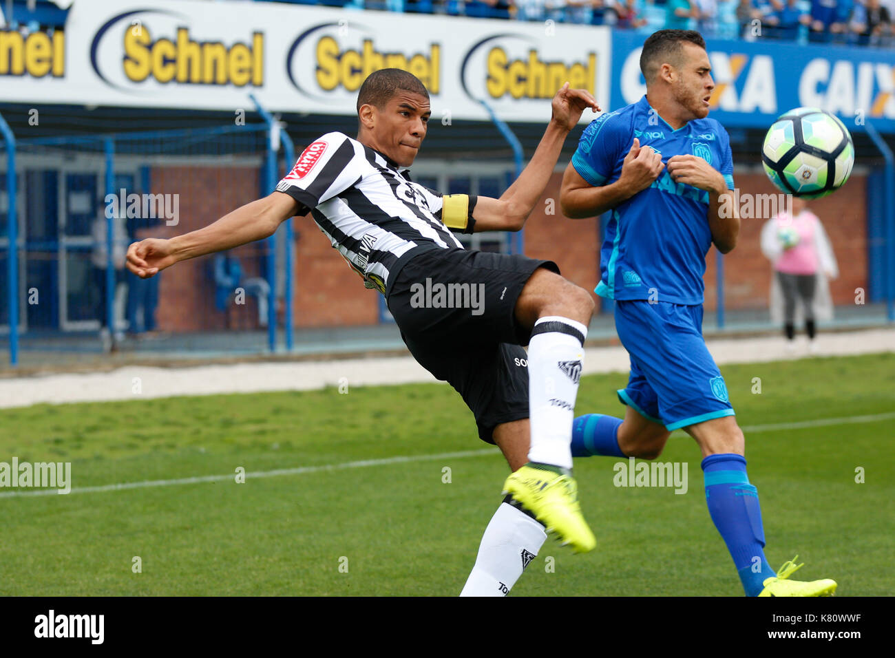 FLORIAN'POLIS, SC - 17.09.2017: AVAÍ X ATLÉTICO MG - Pedro Castro of Avaí and Leonardo Silva of ...