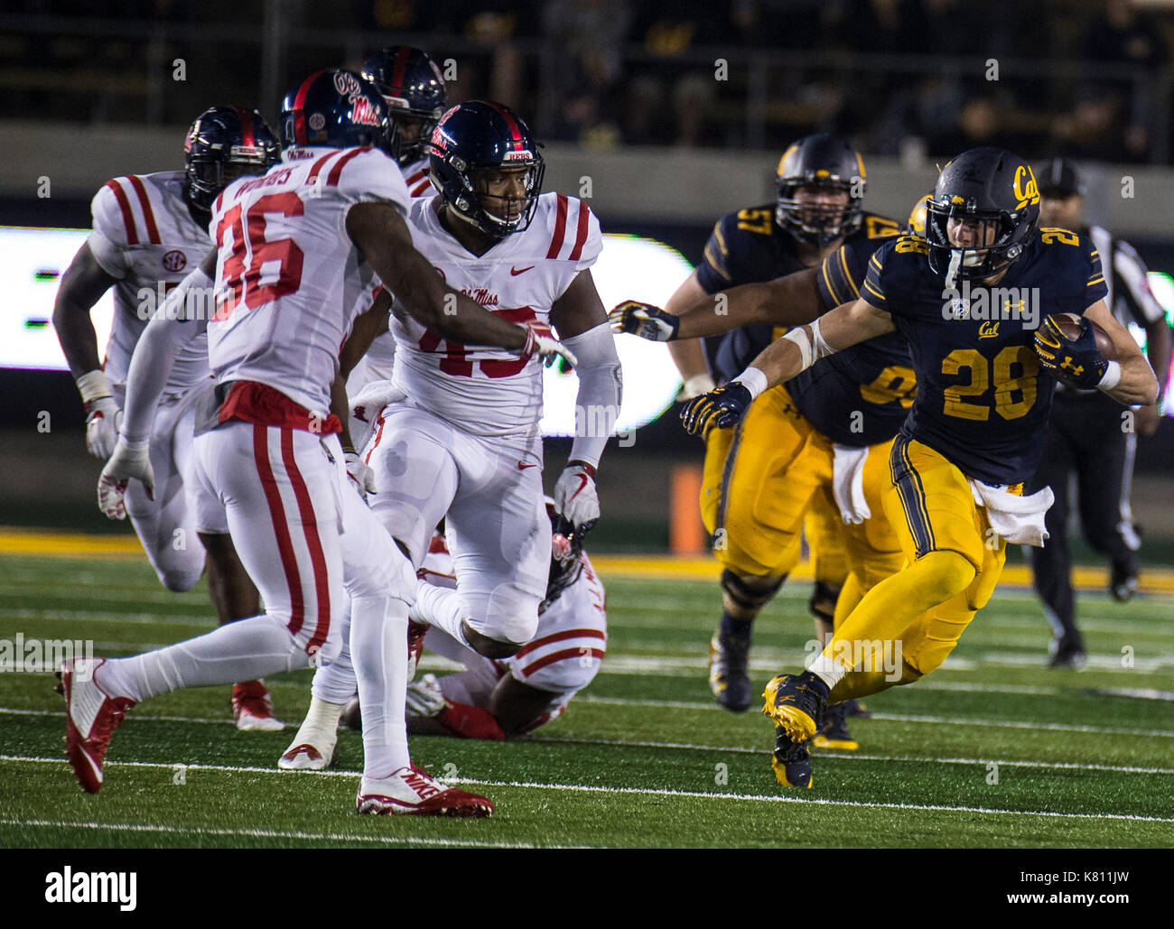 California Memorial Stadium. 16th Sep, 2017. U.S.A Cal running back ...