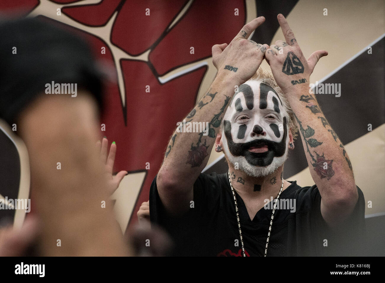 Gang signs hi-res stock photography and images - Alamy