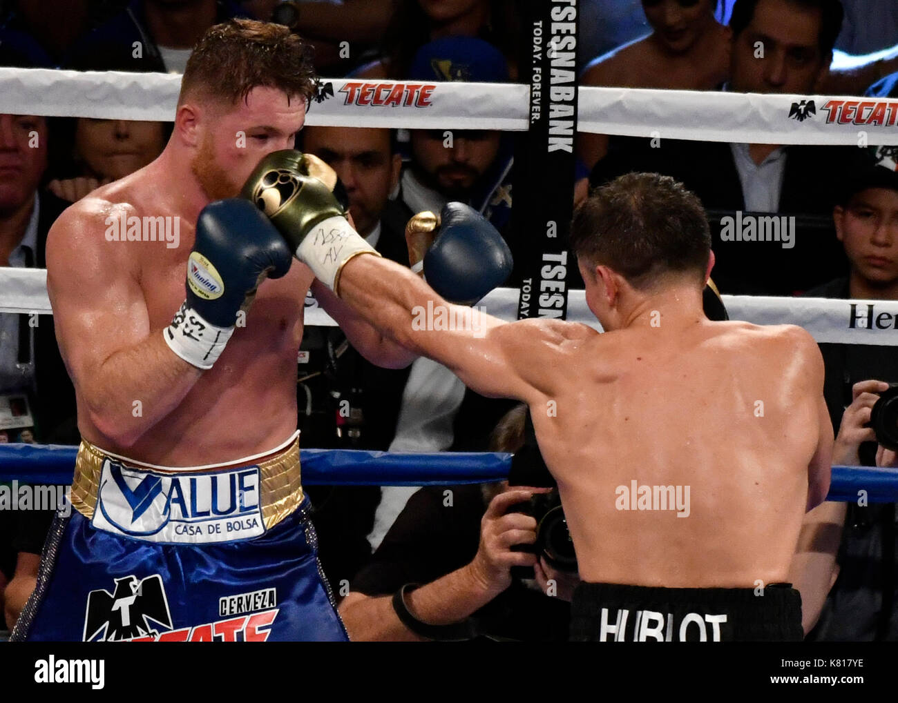 Las Vegas, NV, USA. 16th Sep, 2017. (In gray trunks) GGG goes 12 rounds ...