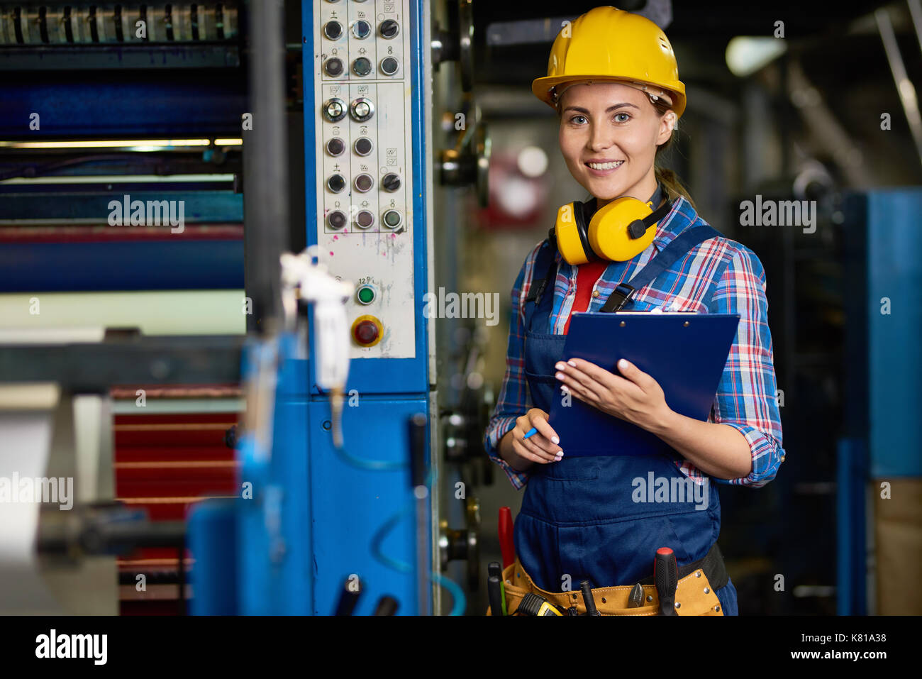 Warehouse employee hi-res stock photography and images - Alamy