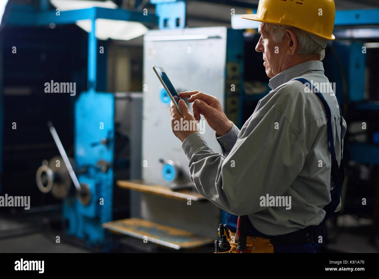 Engineer hardhat tablet hi-res stock photography and images - Alamy