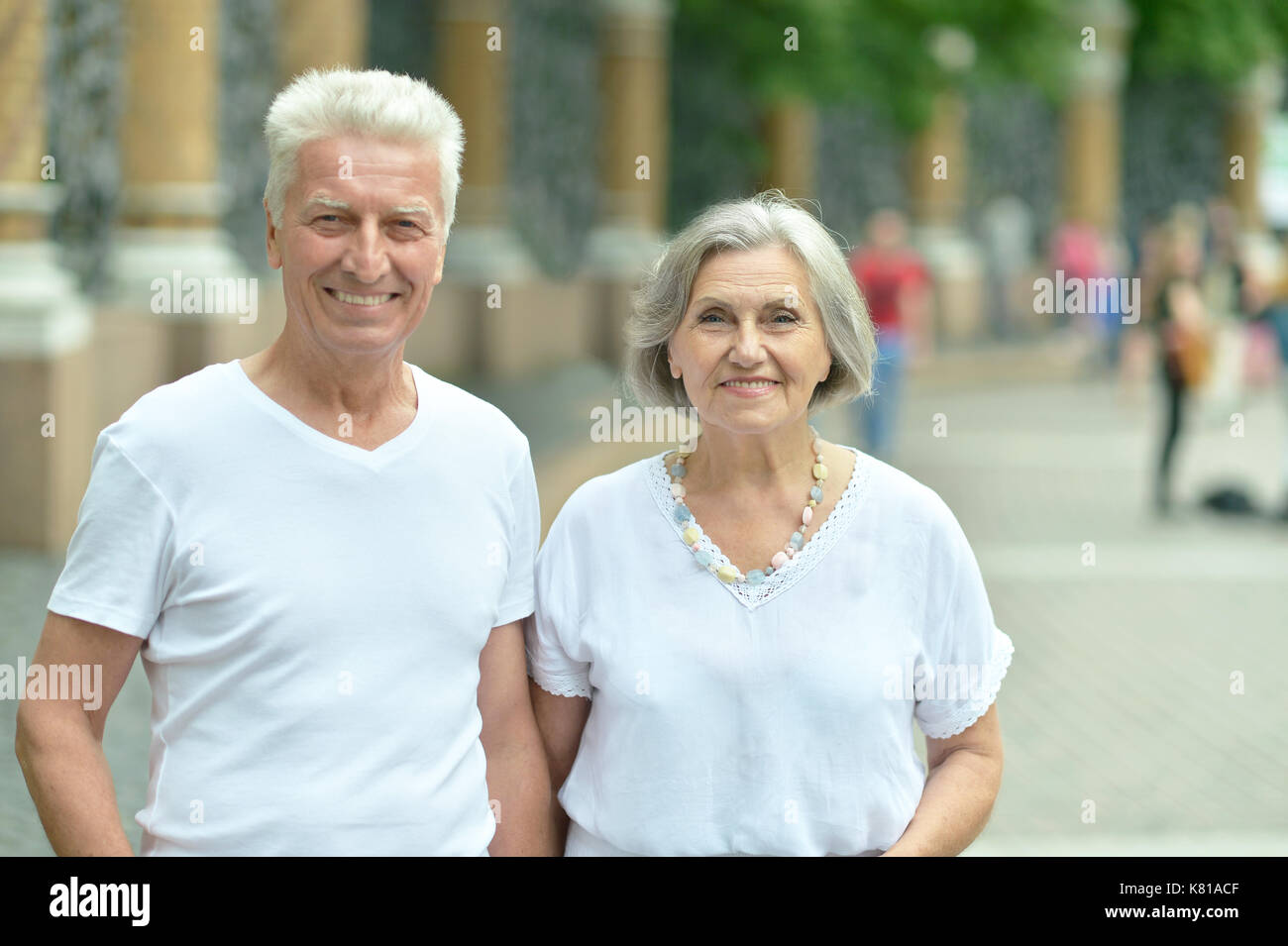 City hug couple hi-res stock photography and images - Alamy