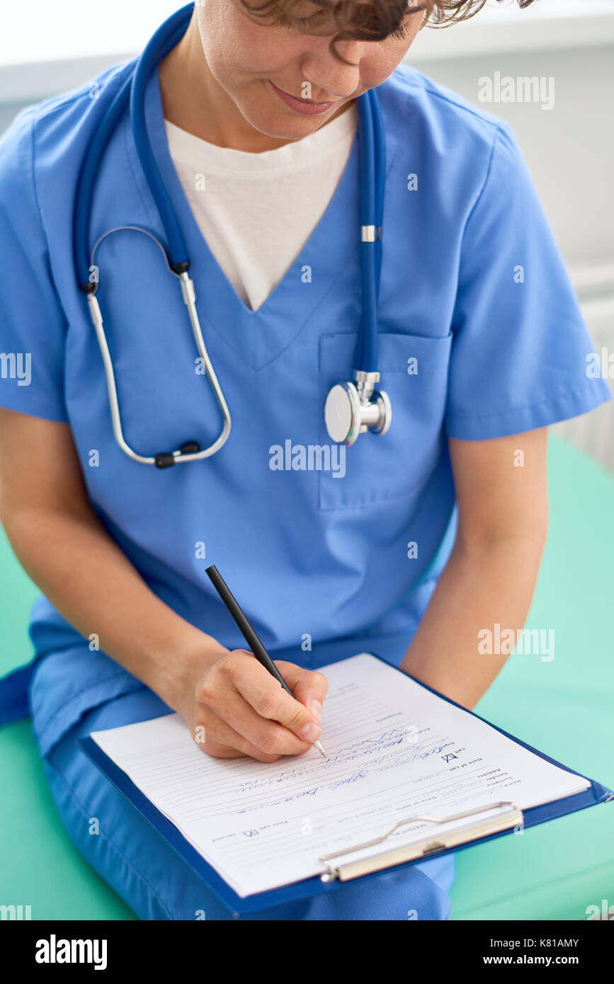 Doctor middle hi-res stock photography and images - Alamy