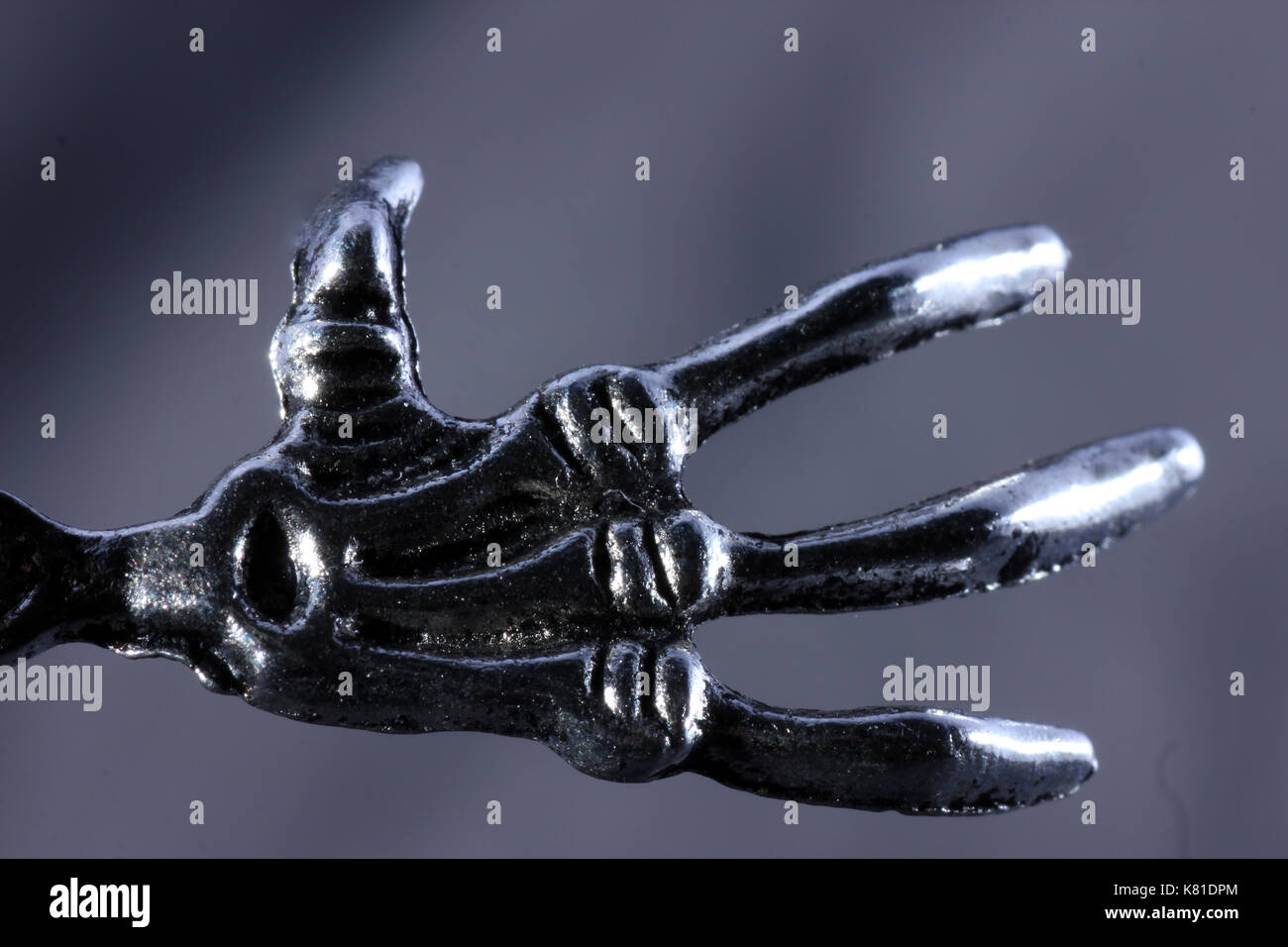 hand mit vier finger aus metall, hand with four fingers of metal Stock ...