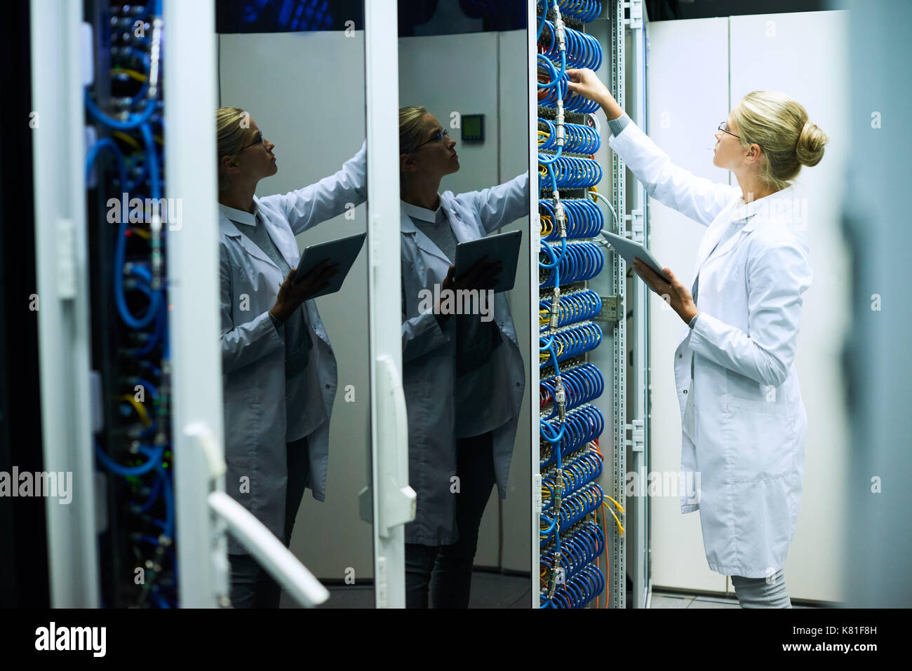 Mainframe woman hi-res stock photography and images - Alamy