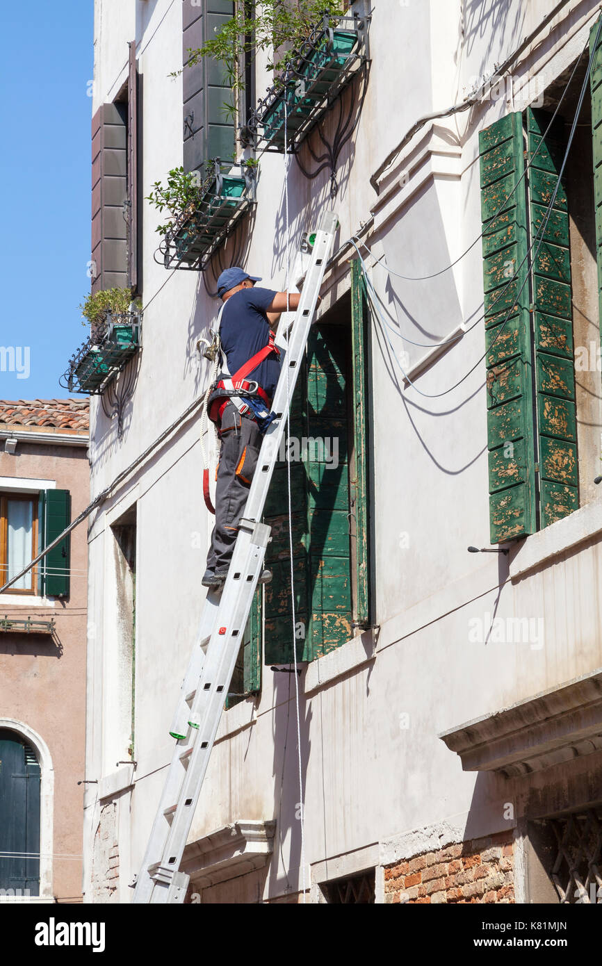 Workman ladder building hi-res stock photography and images - Alamy