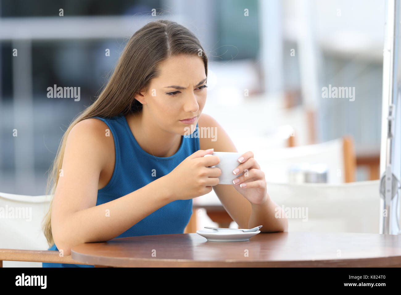 Woman alone bar sad hi-res stock photography and images - Alamy