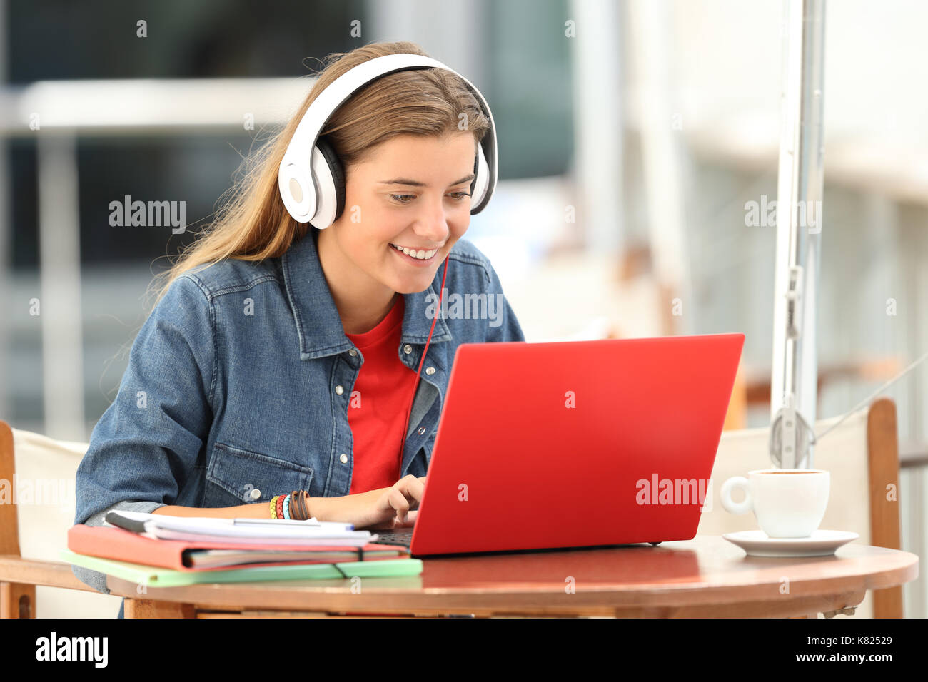 Computer class headphones hi-res stock photography and images - Alamy