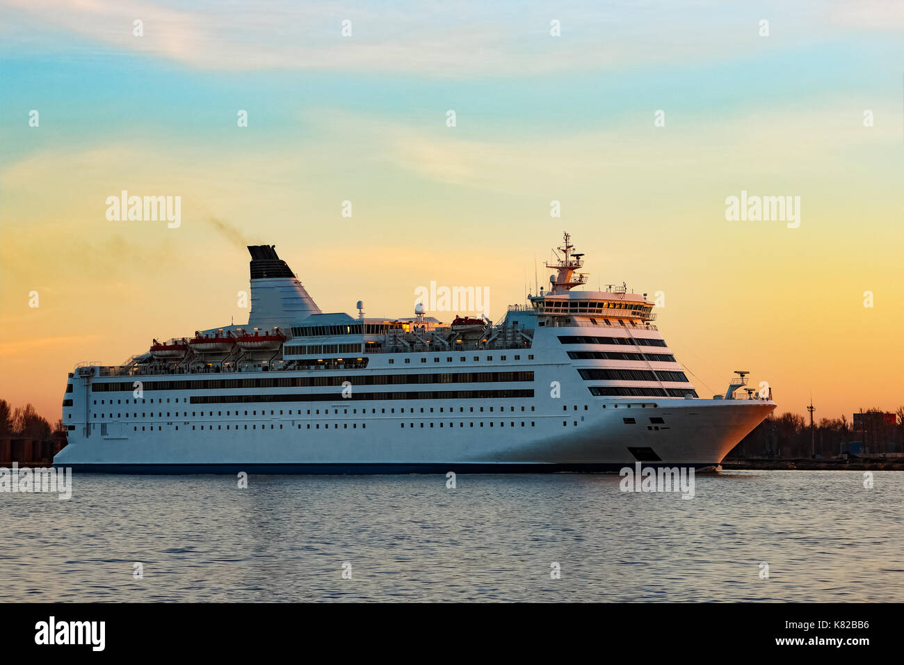 Cruise ship against sunset hi-res stock photography and images - Alamy