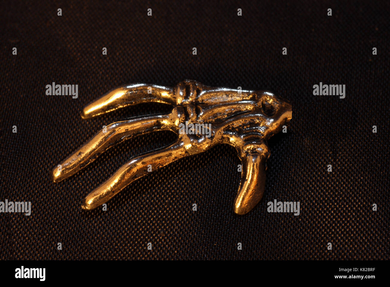 hand mit vier finger aus metall, hand with four fingers of metal Stock ...