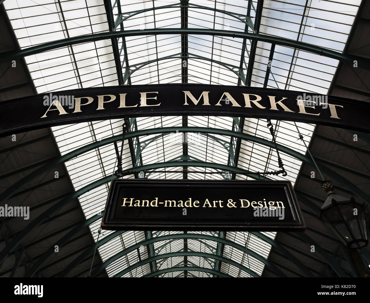 Apple signage hi-res stock photography and images - Alamy
