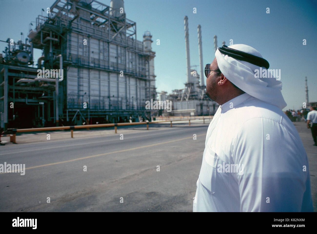 The world's largest oil refinery at Ras Tanura in Saudi Arabia ...