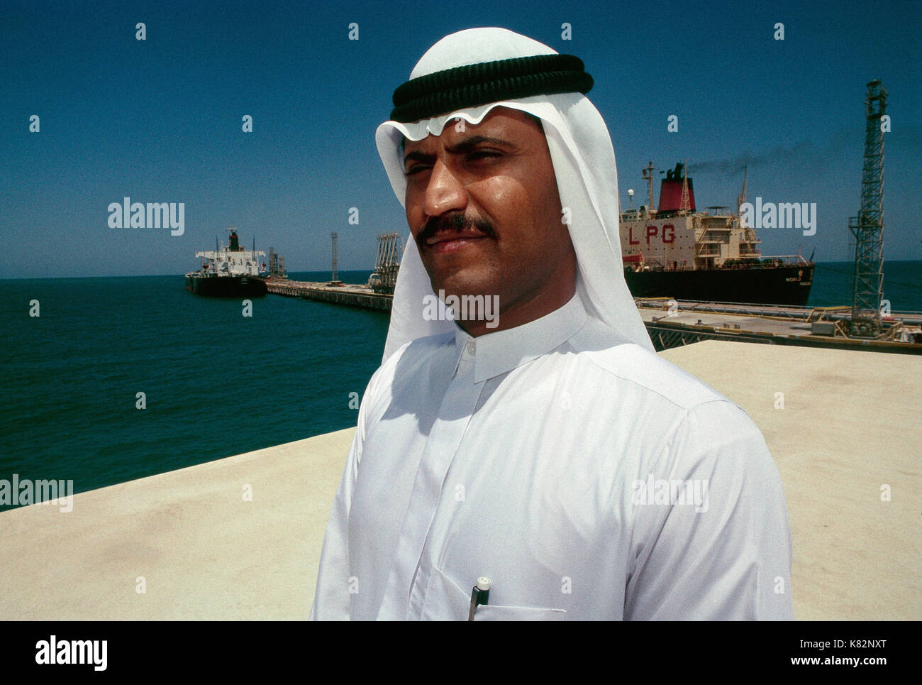 The world's largest oil refinery at Ras Tanura in Saudi Arabia ...