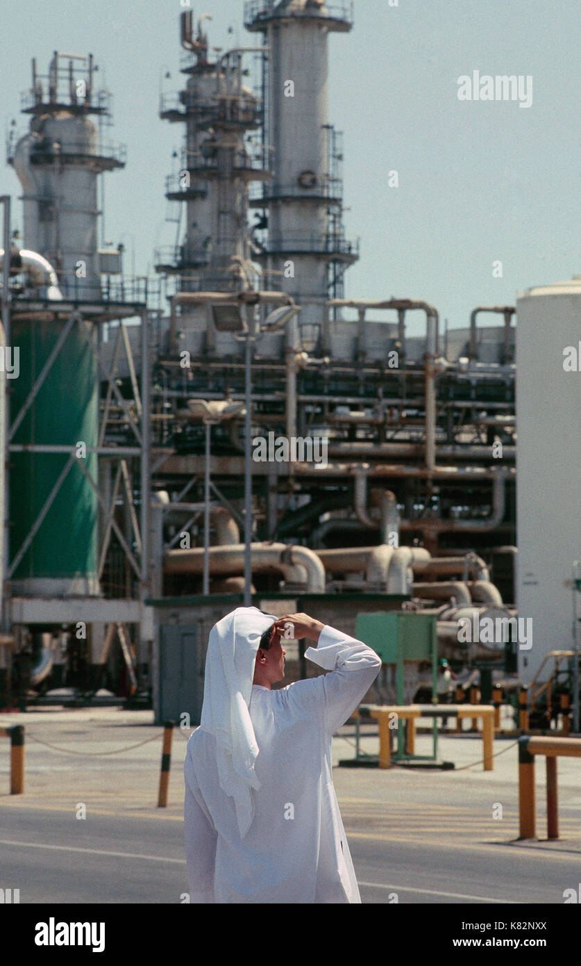 The world's largest oil refinery at Ras Tanura in Saudi Arabia ...